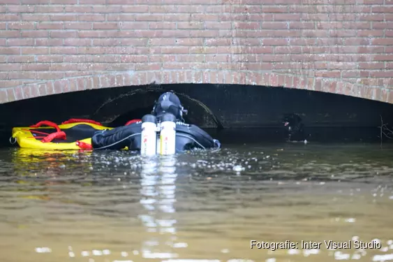 Kat vast onder brug gered door brandweer Hoorn - Hoornsdagblad.nl